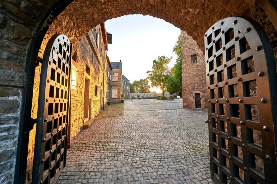 Mülheim an der Ruhr: Exclusive tour behind the scenes at Broich Castle - Why This Tour Stands Out