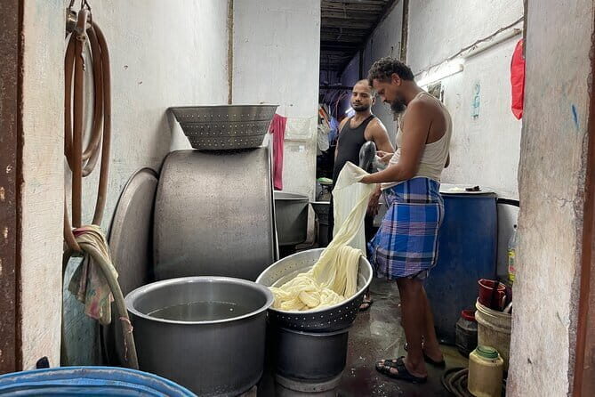 Mumbai Slum Dhobi Ghat and Train Ride Tour with a Local Guide - FAQ