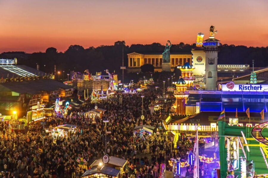 Munich: Oktoberfest Big Beer Tent Evening including table reservation - A closer look at the Oktoberfest experience