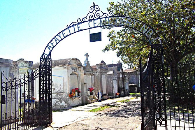 New Orleans Garden District- At your own pace. Downloadable audiovisual tour. - A Deep Dive into the Garden District Audio Tour