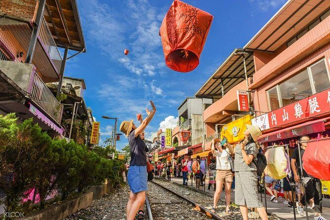 Pingxi Sky Lantern Flying, Shifen Old Street Stroll (morning 5 hours) - Who Will Love This Tour?