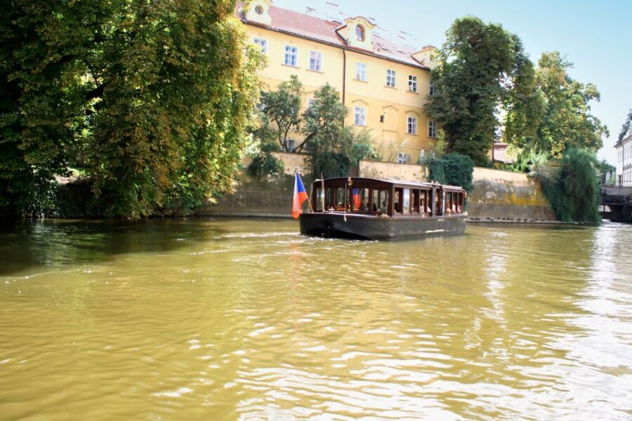 Prague: 1.5-Hour River Boat Cruise and Guided Tour - The Experience from a Traveler’s Perspective