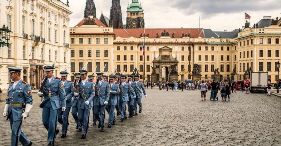 Prague: 1-Hour Castle Tour With Fast-GET Admission Ticket - Why This Tour Works Well