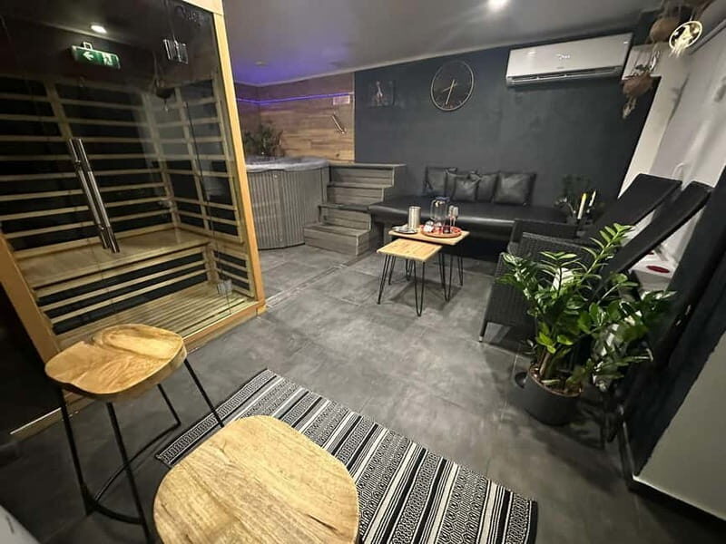 Prague: Modern Private Spa with Jacuzzi and Sauna - The Balance of Price and Value