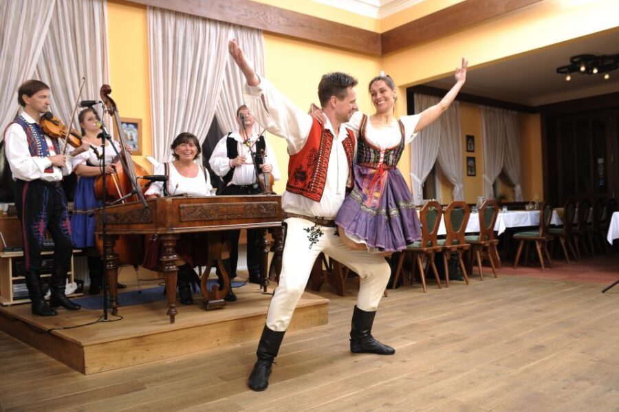 Prague: Traditional Folklore Evening with Dinner & Music - Who Is This Tour Best Suited For?