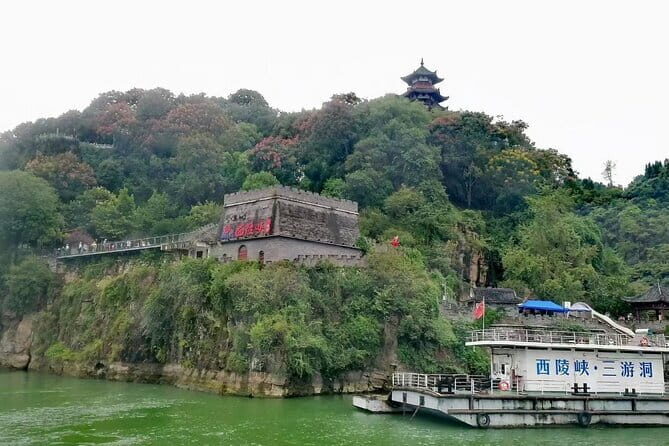 Private Day Tour in Yichang to Sanyou Cave and Sanxia Waterfall - Starting the Day: Sanyou Cave Cliff