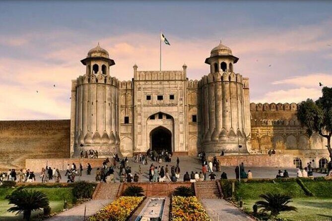 Private Lahore Full Day Sightseeing Tour with Local Guide - Reflecting at the Tomb of Muhammad Iqbal