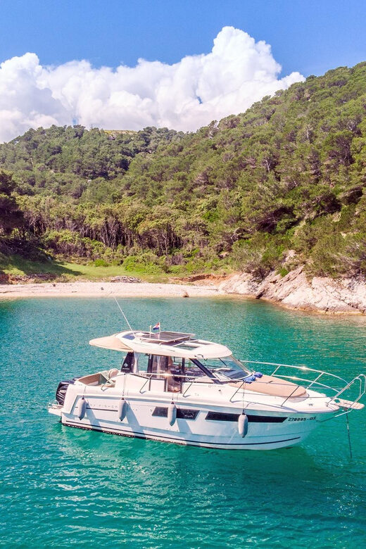Private speedboat tours Sea Symphony - The Boat and Its Features: Comfort on the Water