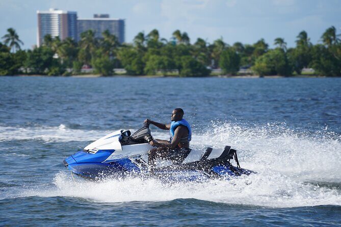 Ride the waves of Miami Bay with brand new Jet Skis - The Experience’s Strengths and Drawbacks
