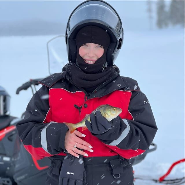 Saariselkä: Ice Fishing Tour to Lake Inari, reindeers& lunch - Snowmobile Sled Ride and Ice Fishing