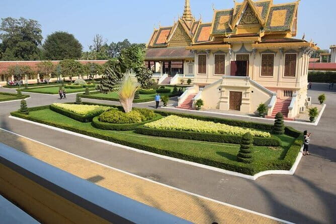 Sightseeing and historical tour in Phnom Penh - Transportation & Group Dynamics