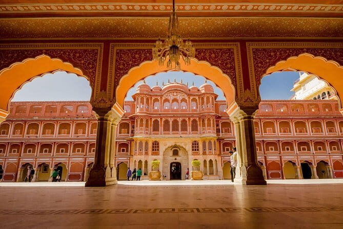 Spanish Exclusive: Jaipur City Full Day Tour With Spanish Guide - The Transportation and Group Size