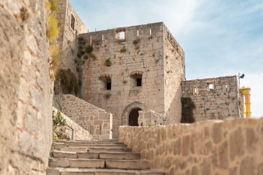 Split: Private tour to Klis Fortress and Vranjaa cave - Exploring Klis Fortress: A Symbol of Croatian Resilience