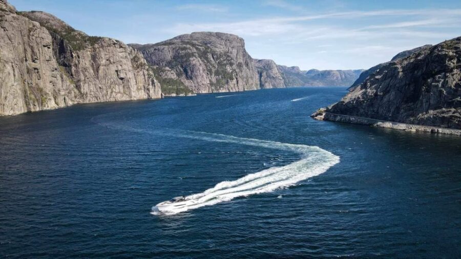 Stavanger: 5-Day Fjords of Norway Tour with Accommodation - Day 2: Conquering Pulpit Rock (Preikestolen)