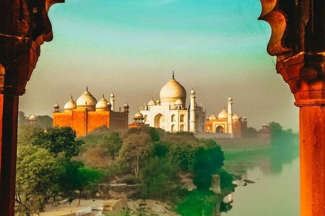 Sunrise Visit to the Taj Mahal and Agra Day Excursion from Delhi - Breakfast at a Five-Star Hotel