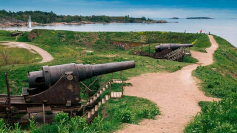 Suomenlinna: Guided Walking Tour with an Authorized Guide - What to Expect During the Tour