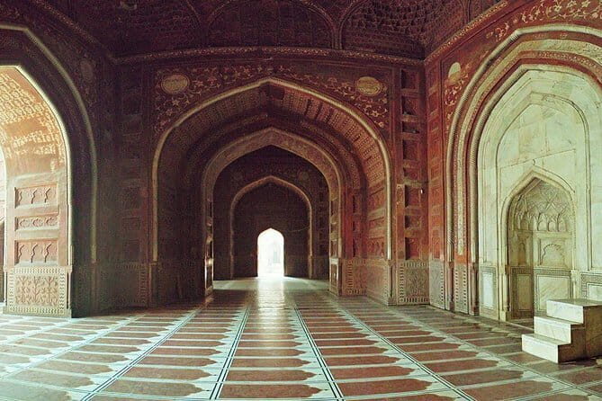Taj Mahal Day Trip From Delhi With Lunch at Taj Mahal Restaurant - What Makes This Tour Stand Out?
