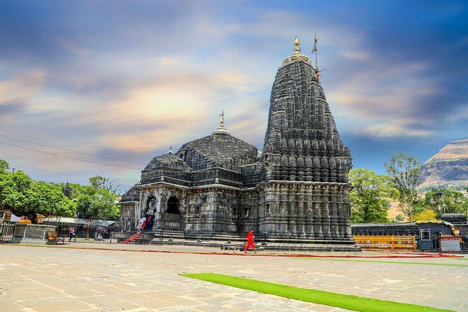 Temples & Vineyards: Private Tour to Nashik from Mumbai - Lunch Break: Sampling Maharashtrian Flavors
