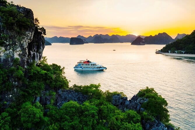 UNESCO World Heritage Site from Ha Noi, Visit Ha Long Bay - The Cruise: A 5-Hour Voyage into Ha Long Bay