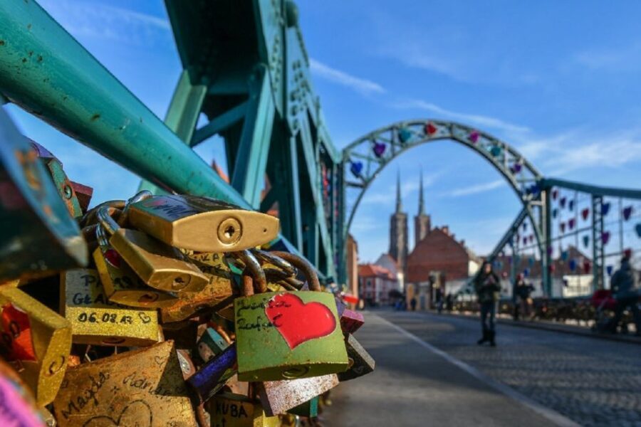 Wrocaw: Ostrów Tumski and Old Town Highlights Private Tour - The Significance of the Highlights