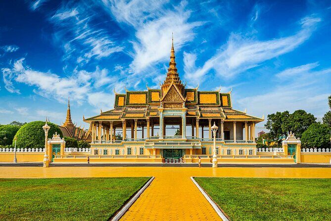 4 Days Private Guide Tour Phnom Penh to Siem Reap included domestic flight - Day 3: The Majestic Temples of Angkor