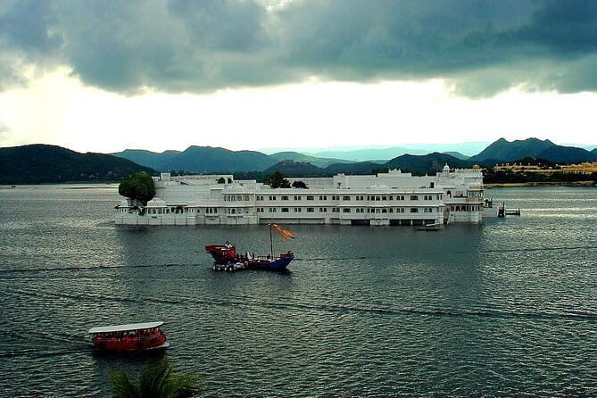 6 Day Delhi Agra Jaipur Udaipur-Golden Triangle with Udaipur Tour - Day 3: Exploring Jaipur’s Pink City and Forts