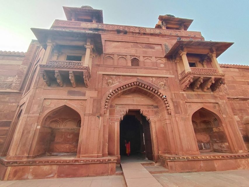 Agra to/from Jaipur with visiting stepwell & Sikri All Incl. - The Comfort and Convenience of Private Transfers