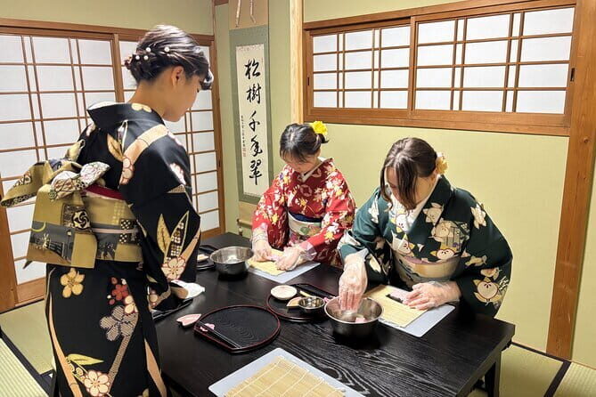 Art Sushi Rolls Experience in 150 Years Old Townhouse Kyoto - The Hands-On Creation: Making Decorative Sushi