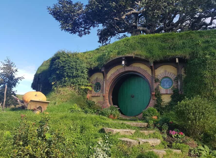 Auckland: Hobbiton, Rotorua, Waiotapu and Waitomo 3-Day Tour - The Transport and Accommodation Experience
