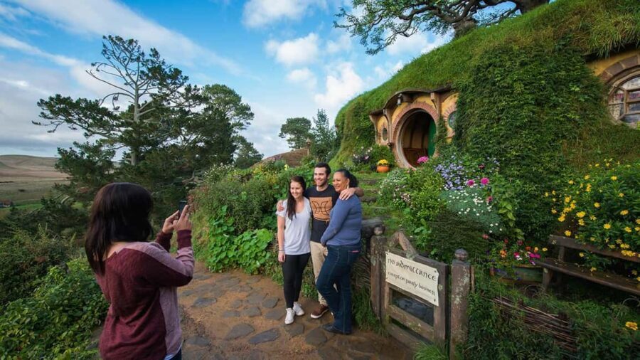 Auckland: Hobbiton, Waitomo Caves, and Rotorua 1-Way Tour - The Day Starts in Auckland: A Scenic Drive Out of Town