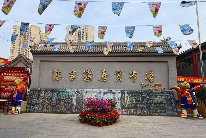 Beijing: Panjiayuan Market&Liangma River Cruise Night Tour - Exploring the Itinerary in Detail