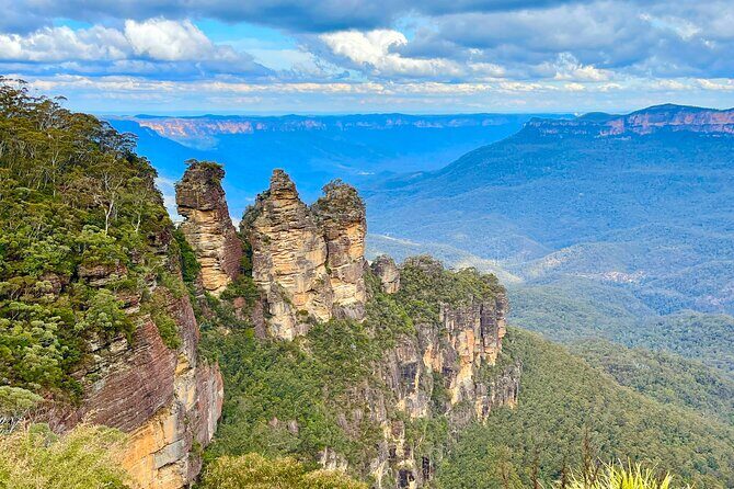 Blue Mountains Small Group Tour with Waterfall Walk & Fresh Lunch - First Stops: Breathtaking Lookouts and the Iconic Three Sisters