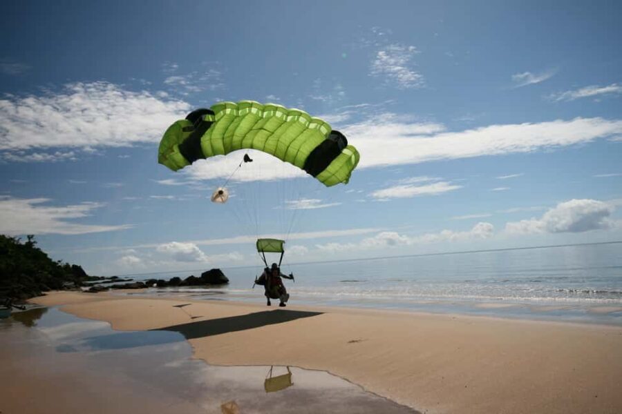 Cairns: Tandem Skydive - Cairns: Tandem Skydive — An Adventure From the Sky