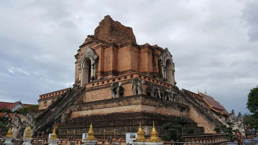 Chiang Mai Light: Tuk Tuk Night Tour with Temples & Markets - Key Points