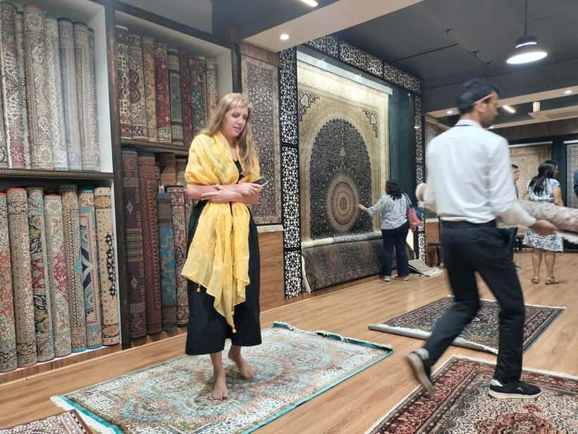 Delhi: Authentic Shoppers Trail Day Tour with Lunch - Analyzing the Value