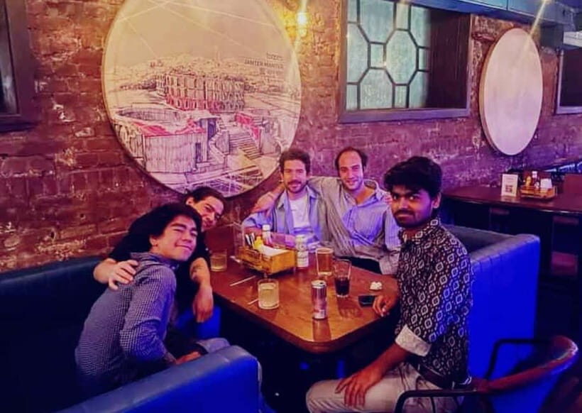 Delhi Guided Pub-Hopping Experience: Walk, Drink & Repeat - The Role of the Guide