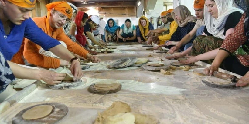 Delhi: Gurudwara Bangla Sahib Tour with Langar Meal - Exploring the Gurudwara Bangla Sahib: A Closer Look