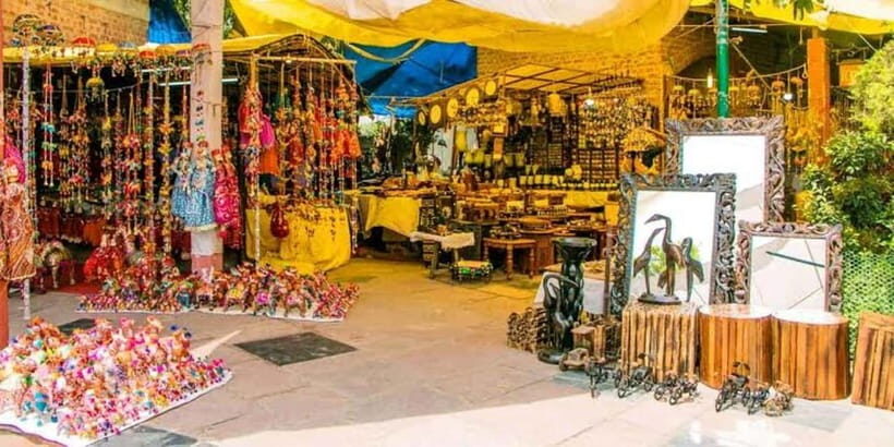Delhi: Private Shopping Tour with Guide and Transfer - Exploring the Markets: What You’ll See and Do