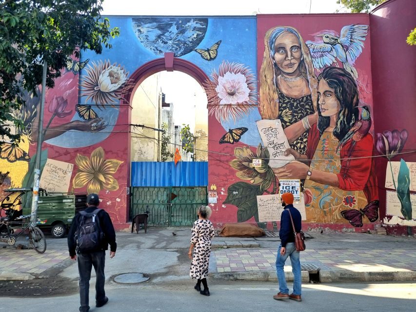 Delhi Street Art Tour: Explore the Murals & Visit a Stepwell - The Ancient Stepwell: A Cultural Contrast