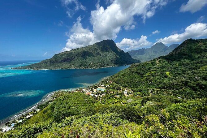 Discovering Moorea from Tahiti in 4x4 with the Ferry Terevau - Cooks Bay: Enchanting Views and Local Tales