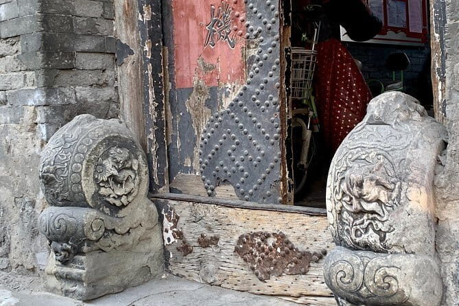 Explore the Hutongs at Houhai Lake area with the imperial afternoon Tea. - Wandering Yandai Xie Street (“Smoking Pipe Street”)