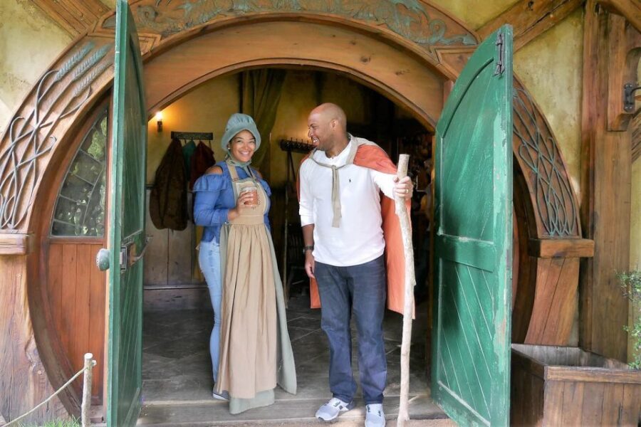 From Auckland: Hobbiton & Waitomo Caves Full-Day Trip - Exploring Hobbiton: A Walking Tour into Middle-earth