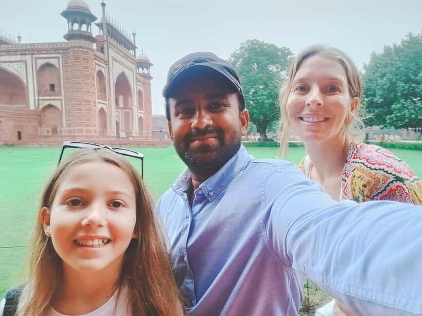 From Delhi: Same Day Taj Mahal Tour with lunch in 5 star - What the Reviews Say