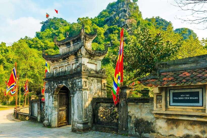 From Hanoi: Tam Coc Boat Trip and Hoa Lu & Mua Cave Tour - What to Expect and Why It Matters