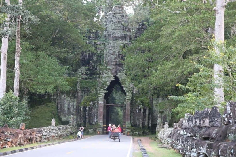 From Siem Reap: 7-Day Cambodia Highlights Tour - Floating Village Adventure and a Scenic Transfer to Kratie