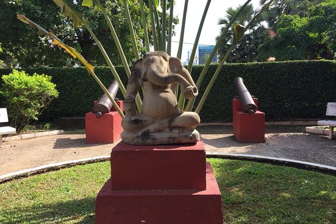 Half Day Tour to Royal Palace, Wat Phnom & Independent Monument - Exploring the Royal Palace
