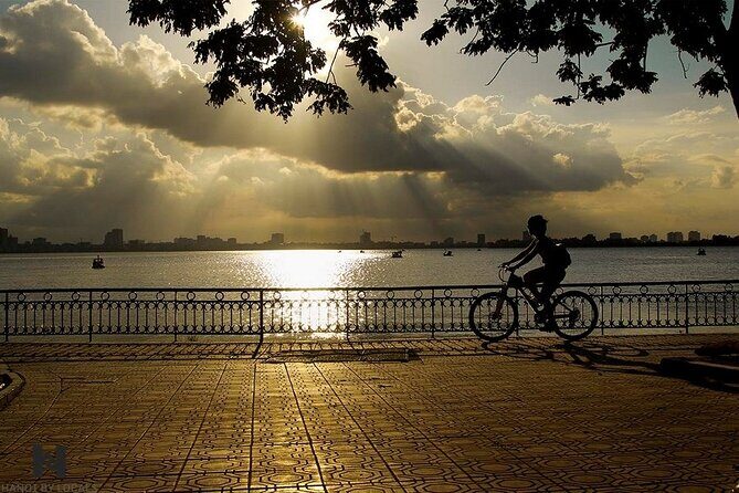Half day West Lake Route of Hanoi on Motorbike - Exploring West Lake and Its Temples