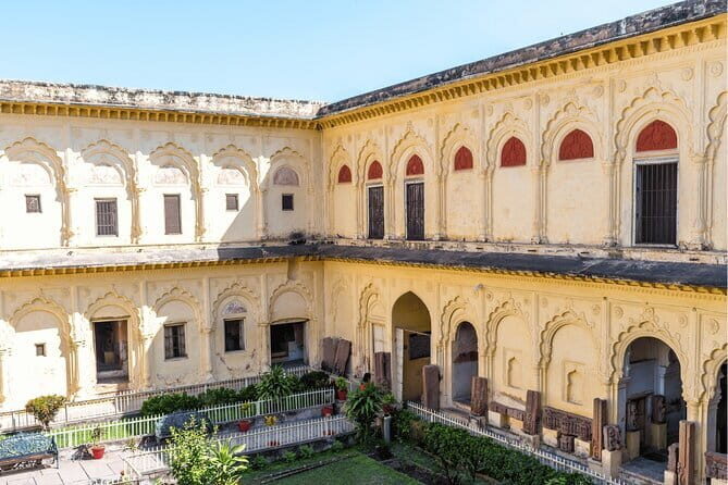Heritage & Cultural Walk of Jhansi (2 Hours Guided Walking Tour) - Meeting Point and Duration