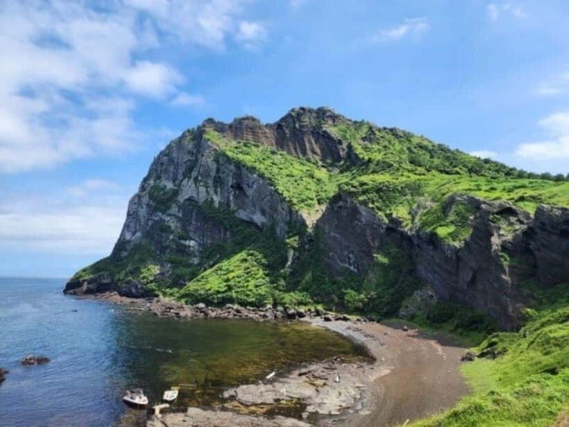 Jeju: Eastern UNESCO and Must-See Spots Tour - Hamdeok Beach: A Feast for the Senses