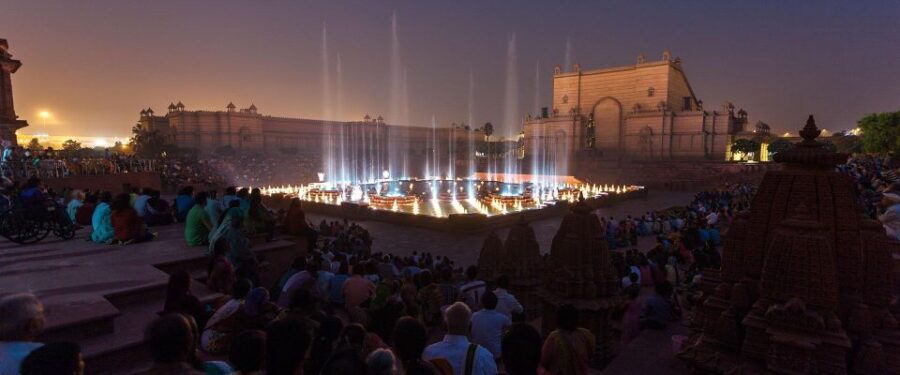 New Delhi: Akshardham Temple Tour with Water and Light Show - The Experience and the Guides